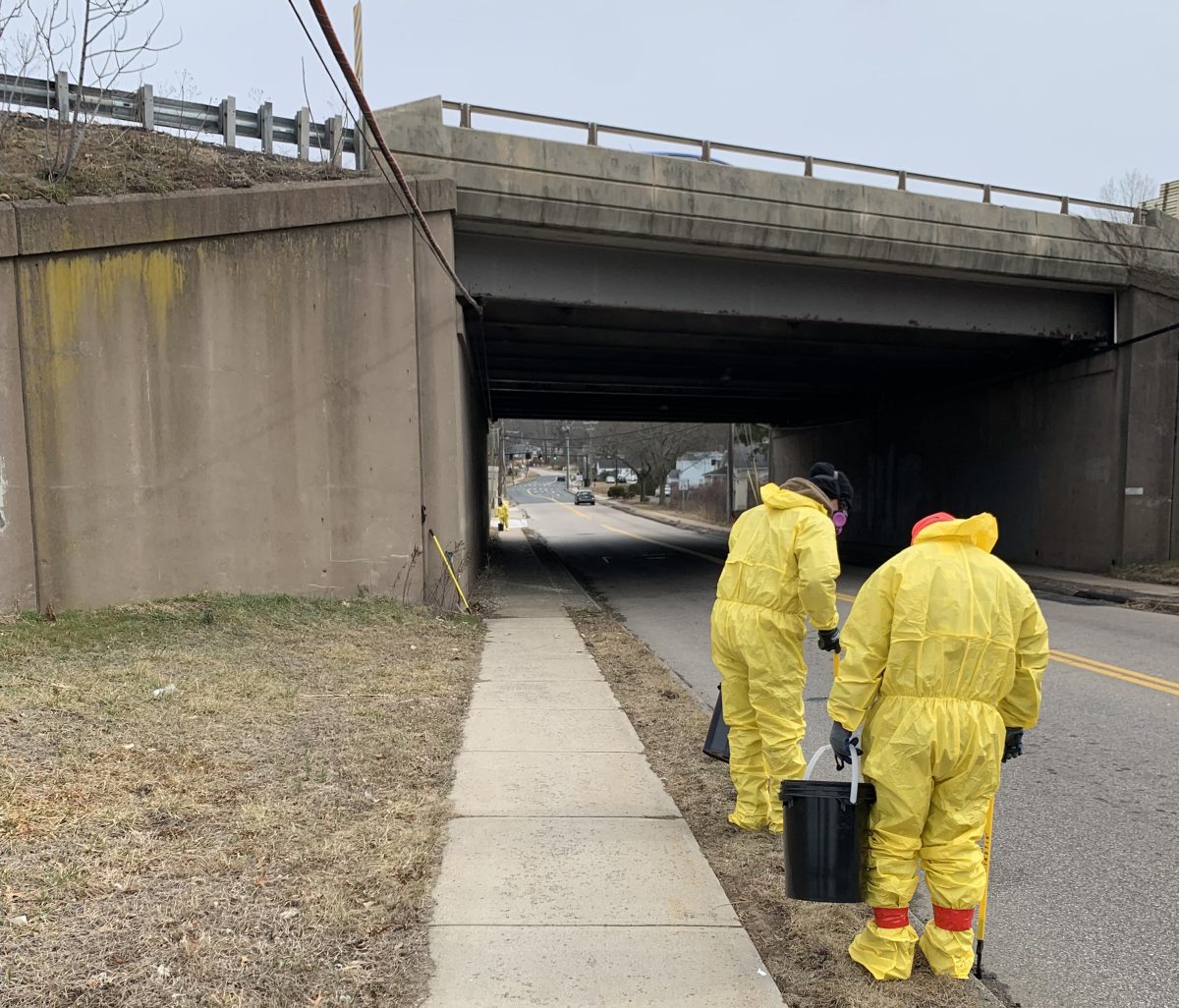 Lead paint chips are falling off hundreds of CT bridges, DOT says
